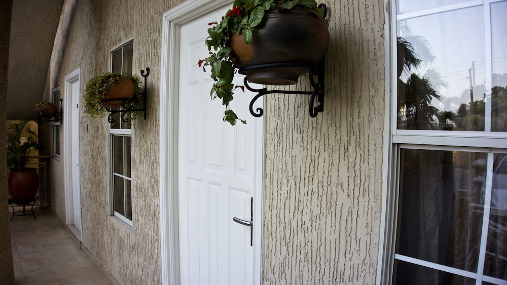 Tropical Enclave Hotel Accra: Reviews, Price, Photos, Address